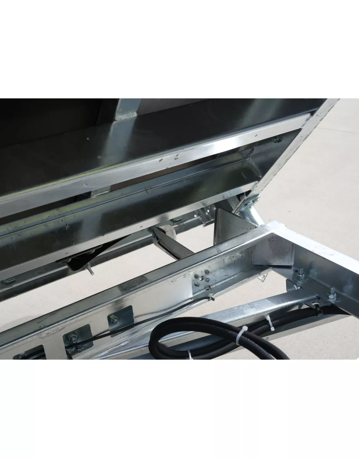 Bremset dobbeltakslet med tresidet tip | Eduard Trailers